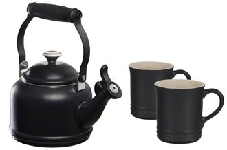 LE CREUSET Le Creuset Demi-Wasserkocher aus Emaille auf Stahl mit Metalloberflächen und Steingut, Set mit 2 Tassen, 1,25 qt. Wasserkocher und (2) 400 ml Tassen, 