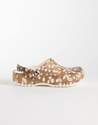 Crocs Classic Clogs mit Animal-Print im Hirsch-Print-Multi