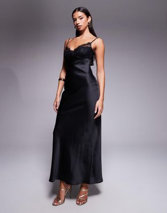 Asos Robe longue en satin avec bonnets pr&eacute;form&eacute;s en dentelle et d&eacute;coupe au dos - Noir