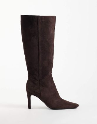 Public Desire Pose kniehohe Stiefel mit Absatz in Schokobraun aus Velourslederimitat