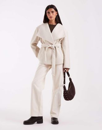 Vero Moda veste courte habill&eacute;e &agrave; col chemin&eacute;e avec ceinture en cr&egrave;me-Blanc
