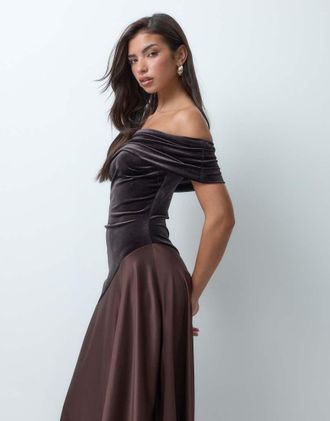 Asos Samt-Midikleid mit Carmen-Ausschnitt und asymmetrischem Satinrock in Schokobraun
