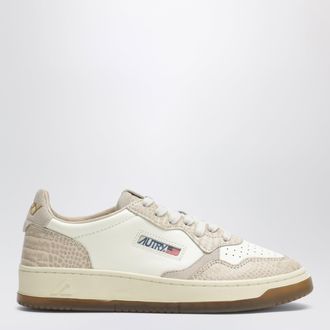 Autry Medalist Low Sneaker in Marshmallow/Elfenbein mit Eins&auml;tzen in Python-Optik