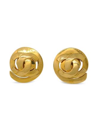 Chanel boucles doreilles à plaque logo