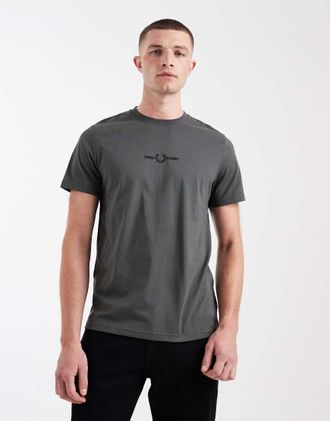 Fred Perry T-Shirt in Braun mit mittiger Logo-Stickerei-Brown