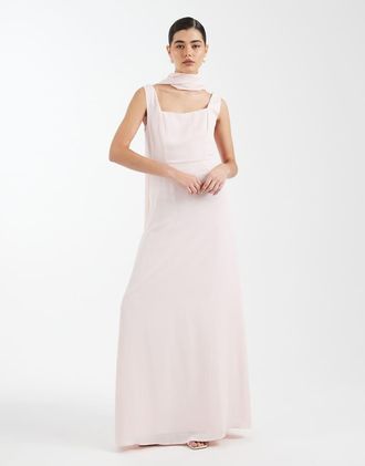 Six Stories Bridesmaid - Maxikleid aus Crepe in Hellrosa mit eckigem Ausschnitt und Schal am Ausschnitt