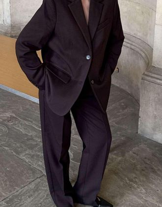 NA-KD Gerade geschnittene Anzughose aus Twill in Braun mit mittelhohem Bund