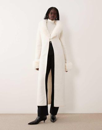 Miss Selfridge gilet long boutonn&eacute; sur toute la longueur avec col et poignets en fausse fourrure cr&egrave;me-Blanc
