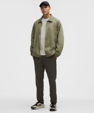 lululemon ABC Chinohose im Slim Fit Warpstreme f&uuml;r M&auml;nner - 86 cm - Gr&ouml;&szlig;e 28 in Gator Green