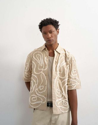 Topman Chemise courte d&eacute;contract&eacute;e avec fleurs appliqu&eacute;es effet corde - Taupe-Neutral