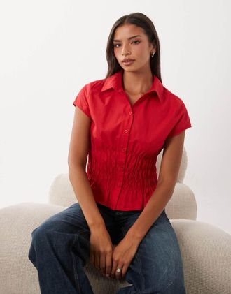 Gina Tricot Gina Tricot chemise cintr&eacute;e &agrave; manches courtes rouge cerise