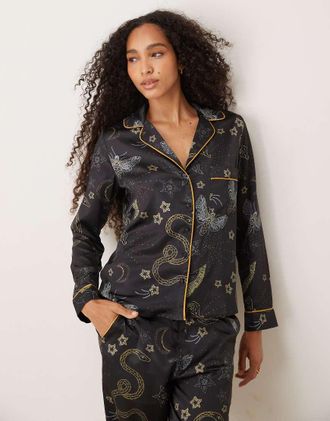 Hope & Ivy Satin-Pyjama in Marineblau mit Himmelsk&ouml;rper-Print, bestehend aus Oberteil und Hose