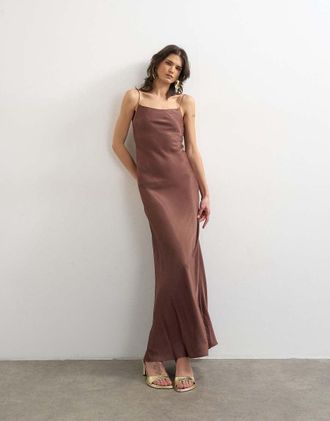 Topshop Robe nuisette ultra-longue en satin avec encolure d&eacute;gag&eacute;e - Chocolat-Marron