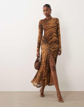 Bardot Robe longue en tulle &agrave; col montant, fente haute et imprim&eacute; tigre, &eacute;paules d&eacute;nud&eacute;es-multicolore