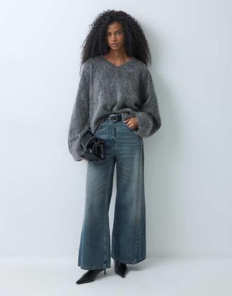Weekday Premium-Pullover aus Woll- und Mohairmix mit V-Ausschnitt in dunkelgrau meliert