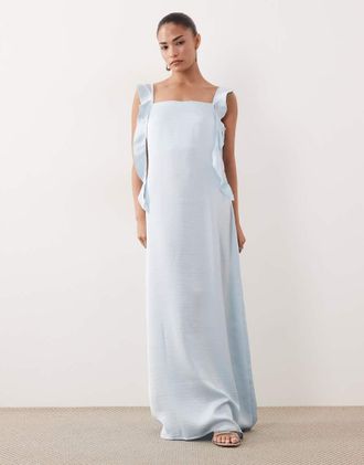 Vero Moda Petite Robe longue en satin avec col b&eacute;nitier et d&eacute;tail volant&eacute; drap&eacute; - Bleu a&eacute;rien
