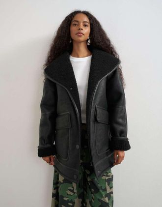 Topshop veste en imitation cuir avec imitation peau de mouton et poches plaqu&eacute;es en noir