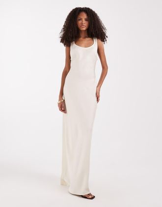 Pretty Lavish Robe nuisette longue en satin &agrave; dos nageur - Blanc hu&icirc;tre