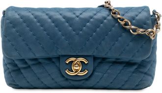 Chanel Hobo Bags - Medium Chevron Iridescent Calfskin Surpique Flap - Gr. unisize - in Blau - f&uuml;r Damen