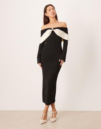 Pretty Lavish Schulterfreies Midaxi-Kleid in Schwarz aus geripptem Strick mit kontrastierendem Schulterdetail mit Schleife-Bunt