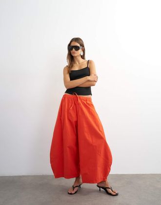 Topshop technische Hosen mit Hufeisen-Schnitt in Rot