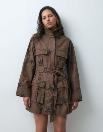 Asos Utility-Kleid mit Stehkragen in Dunkelkhaki mit schwarzer Blumenstickerei-Gr&uuml;n