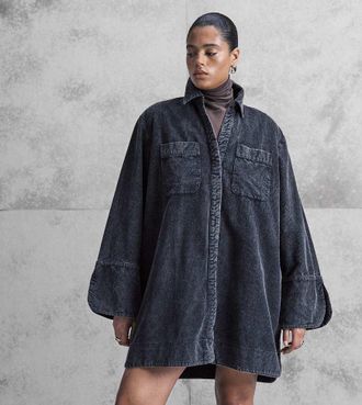 Asos Curve ASOS DESIGN Curve - Robe chemise courte en velours c&ocirc;tel&eacute; avec poignets larges et poches oversize - Noir d&eacute;lav&eacute;-Multicolore