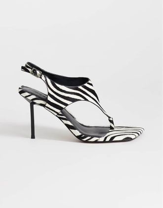 Topshop Sandy - Sandales &agrave; talon haut et entredoigt en cuir v&eacute;ritable style poils &agrave; imprim&eacute; z&eacute;brures - Noir et blanc