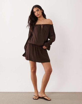 Cotton On Schulterfreies Boho-Minikleid in dunklem Eichenbraun mit R&uuml;schen