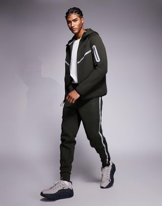 Nike Pantalon de jogging technique en molleton avec d&eacute;tails r&eacute;fl&eacute;chissants - Vert fonc&eacute;-Gris