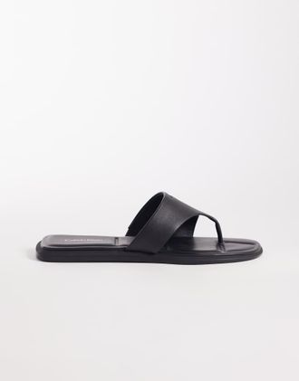Calvin Klein Jeans - Flache Zehenstegsandalen aus Leder in Schwarz