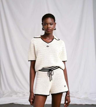 adidas Originals x ASOS - Short en maille au crochet &agrave; bords contrastants - &Eacute;cru-Neutre