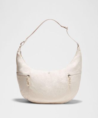 lululemon Gro&szlig;e, L&auml;ssige Umh&auml;ngetasche 13 L - Gr&ouml;&szlig;e 3 l in Light Ivory/Silver