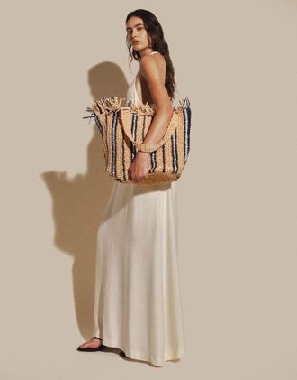 Asos Robe longue en satin &agrave; dos nageur - Ivoire-Blanc