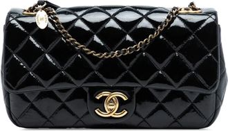 Chanel Hobo Bags - Paris Salzburg Medium Patent Goatskin CC Eyelet Fl - Gr. unisize - in Schwarz - f&uuml;r Damen
