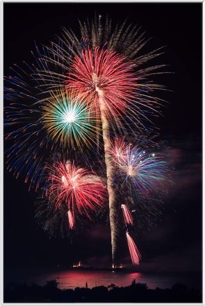 Wallario Wandbild - Feuerwerk bei Nacht in Premiumqualit&auml;t, Poster mit wei&szlig;em Rahmen, Gr&ouml;&szlig;e: 61 x 91,5 cm