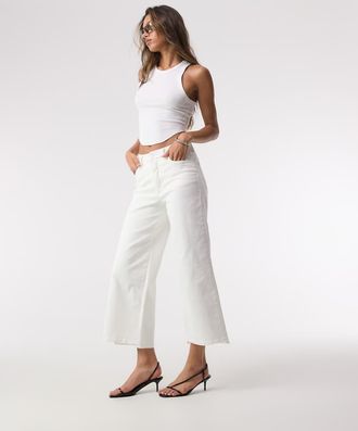 Good American Good Waist - Verk&uuml;rzte Palazzo-Jeans in Wei&szlig;