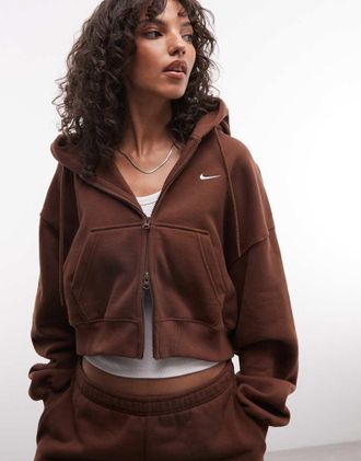 Nike Studio - Sweat zipp&eacute; court oversize en polaire d&eacute;gag&eacute;e - Marron