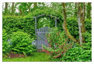 Wallario selbstklebendes Poster - Gartentor ins Gr&uuml;ne, Aufkleber in Premiumqualit&auml;t, Klebefolie Gr&ouml;&szlig;e: 61 x 91,5 cm (Maxiposter)