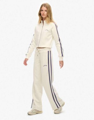 Superdry Athletic Essentials - Gerade geschnittene Jogginghose in W&uuml;stenknochen-Wollwei&szlig; mit Logo