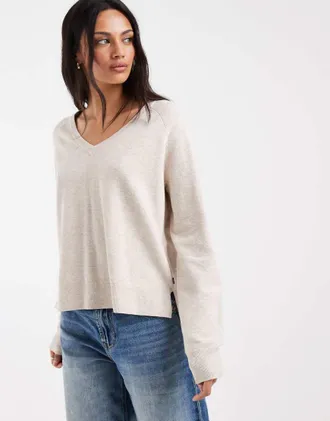 Levi's superweicher Pullover mit V-Ausschnitt und seitlichem Schlitzsaum in Hellbeige-Wei&szlig;
