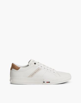 Tommy Hilfiger Leder-Sneaker mit Logo und kontrastierender Ferse in Ecru/Vintage Camel-Schwarz
