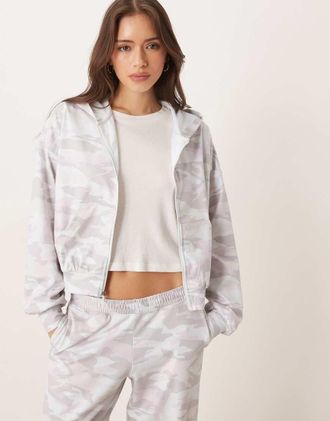 Hollister Gilly Hicks - Locker geschnittener Cropped-Kapuzenpullover in rosafarbenem Military-Muster mit durchgehendem Rei&szlig;verschluss, Kombiteil