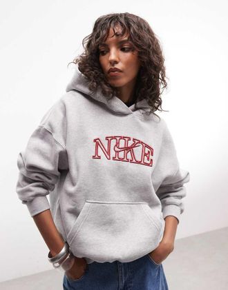 Nike Studio Fleece mittelschwerer Oversize-Kapuzenpullover mit Varsity-Grafik in Grau