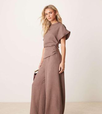 Asos Petite ASOS DESIGN Petite - Jumpsuit in mokkabrauner Leinenoptik mit Rückenausschnitt und gerafftem Detail-Bunt