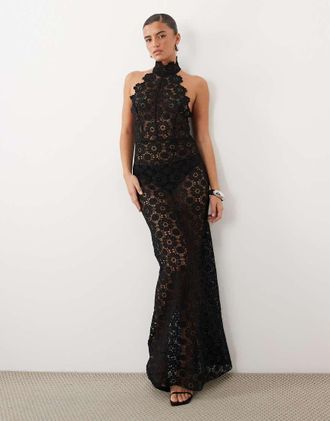 Lioness Trophy robe longue en dentelle transparente &agrave; d&eacute;tail floral fin &agrave; col montant noire