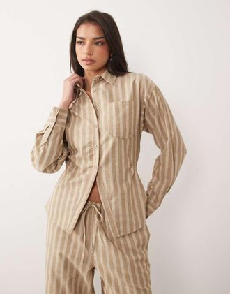 Missy Empire Missy Empire - Chemise densemble ajust&eacute;e &agrave; rayures fines avec d&eacute;tail cintr&eacute; au dos - Fauve-Neutral