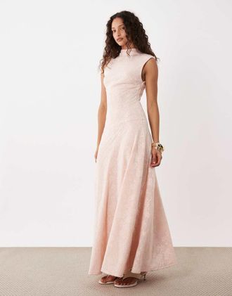 Pretty Lavish Hochgeschlossenes Maxikleid in Rosa mit strukturiertem Blumenmuster und tief angesetzter Taille