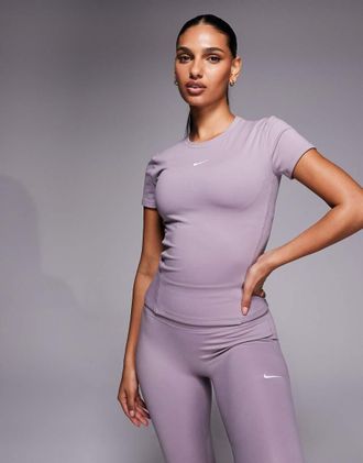 Nike Nike - One Training - Figurbetontes, kurz&auml;rmliges Oberteil in Hellbraun-Brown