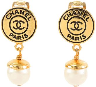 Chanel Ohrringe - CC Gold Plated Faux Pearl Drop Clip On Earrings - Gr. unisize - in Gold - f&uuml;r Damen
